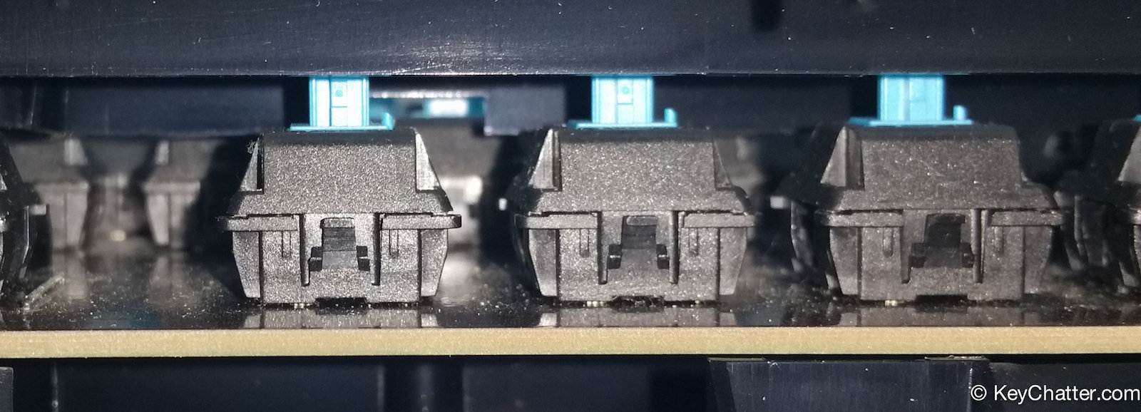 PCB vs. Plate Mounted Có Gì Khác Nhau? - Gearzone.vn